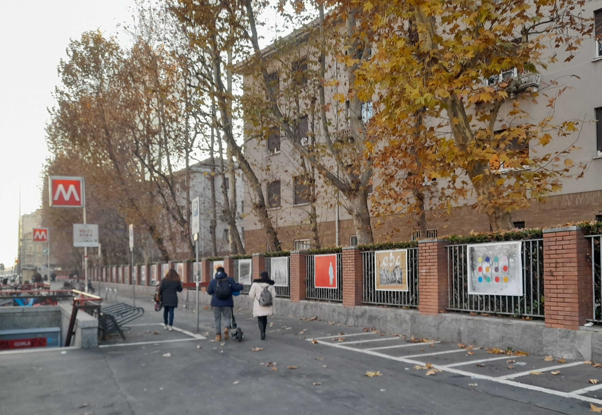 01-La-mostra-alla-fermata-M1-Gorla_ - IL MIRINO